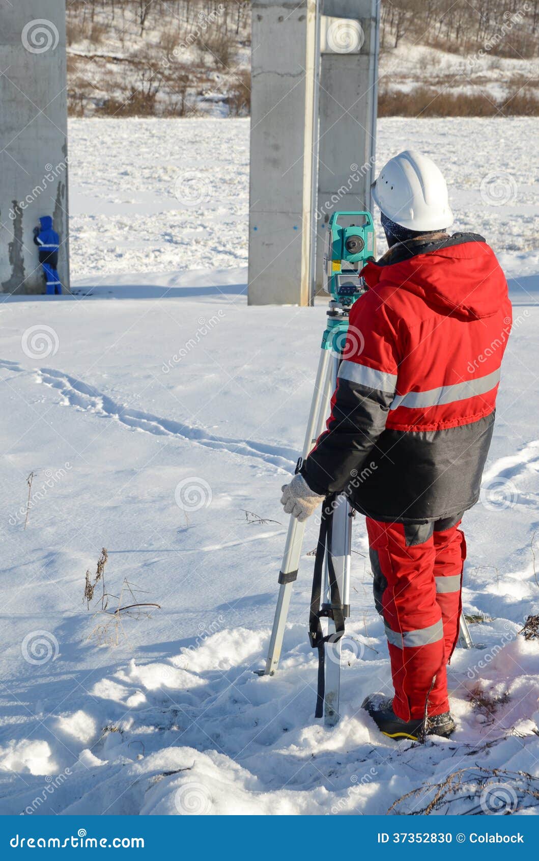 Surveyor editorial image. Image of topography, operation - 37352830