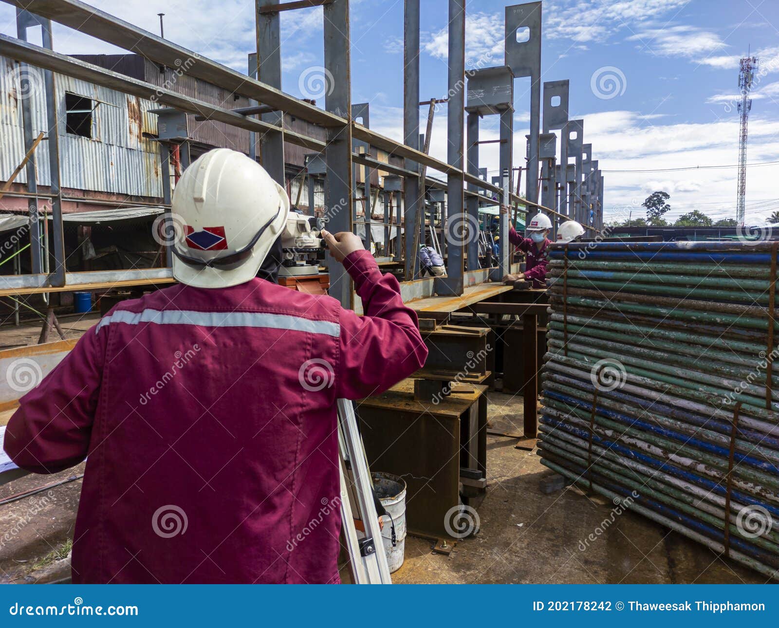 Surveyor is Using the Surveyor& X27;s Telescope To Check the Level of ...