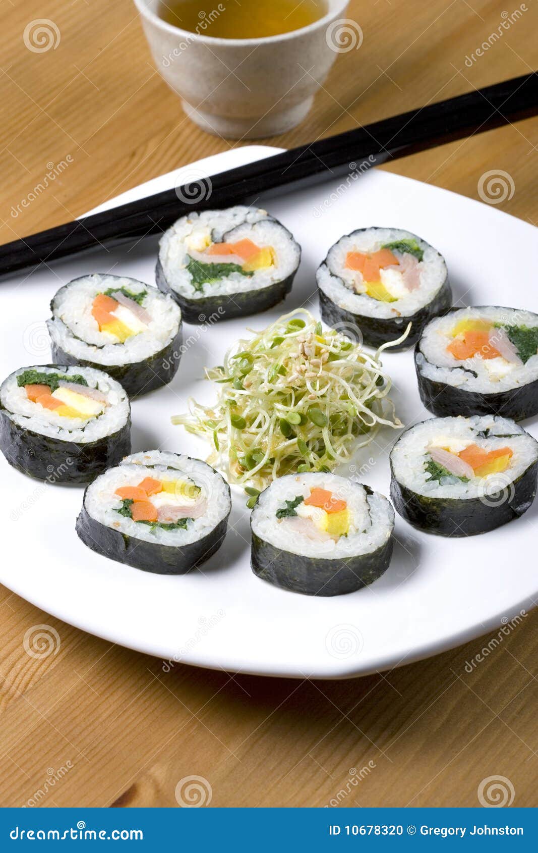 Sushi Coreano Do Estilo E Um Copo Do Chá. Foto de Stock - Imagem de ...