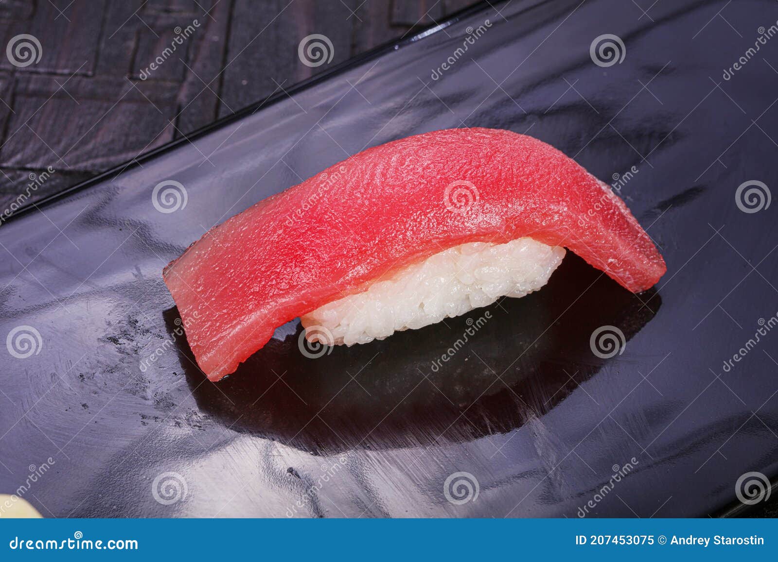 Sushi Da Cozinha Japonesa Com Atum Imagem de Stock - Imagem de marisco ...