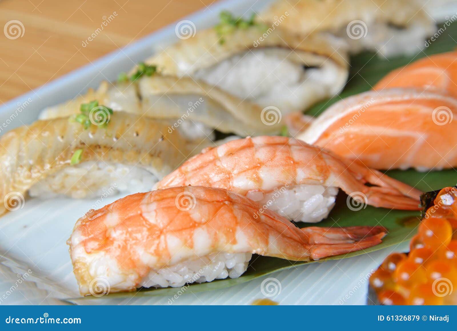 Sushi De Crevette Dans L'ensemble De Sushi Image stock - Image du ...