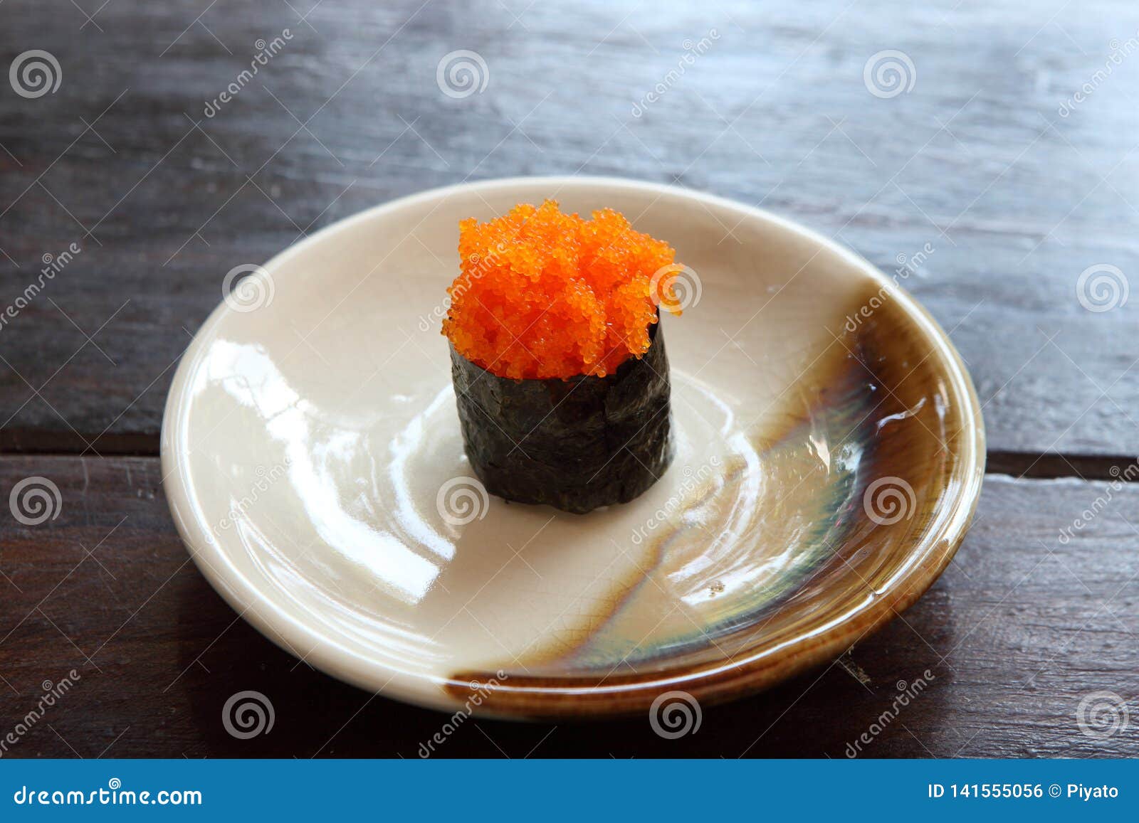 Sushi de Ebiko foto de archivo. Imagen de sano, cena - 141555056