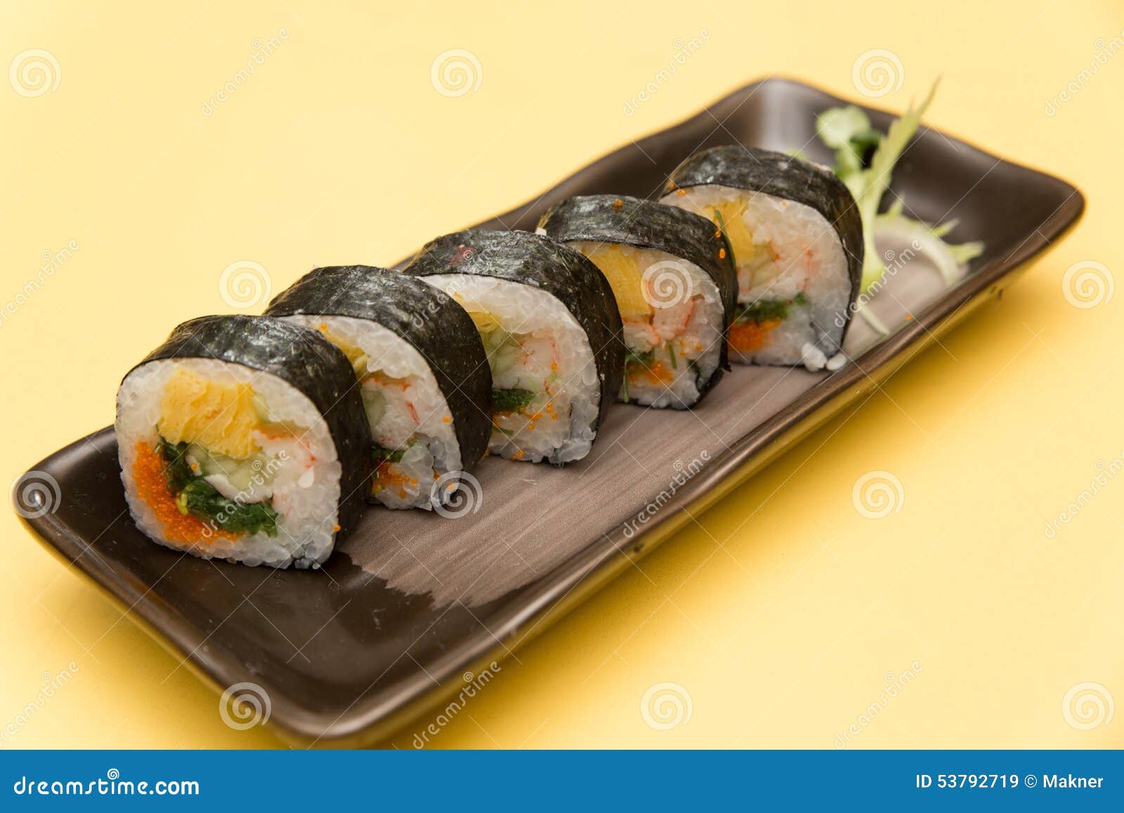 SUSHI DE NORI MAKI, COMIDA JAPONESA Imagen de archivo - Imagen de ...