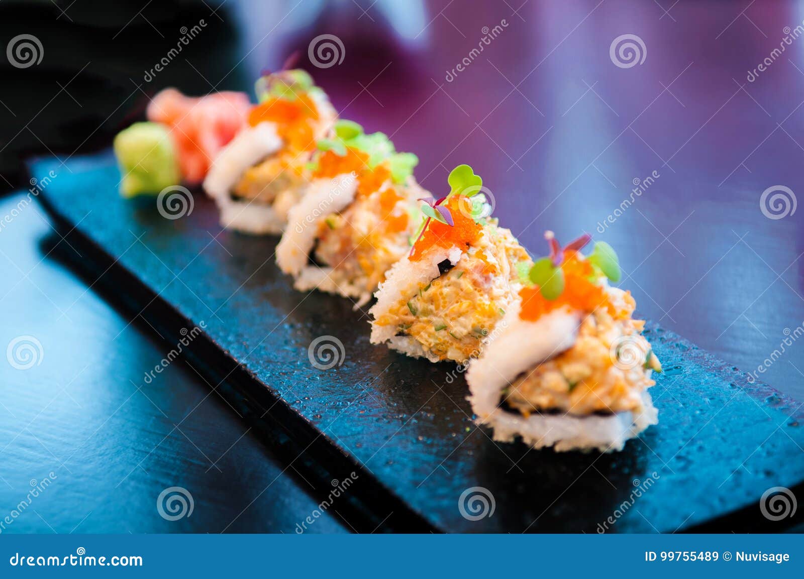 Sushi De Petit Pain De Maki De Crabe Image stock - Image du algue ...
