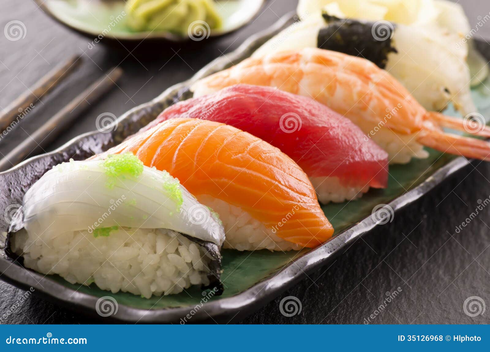 Sushi De Plat Japonais Traditionnel Photo stock - Image du algue ...