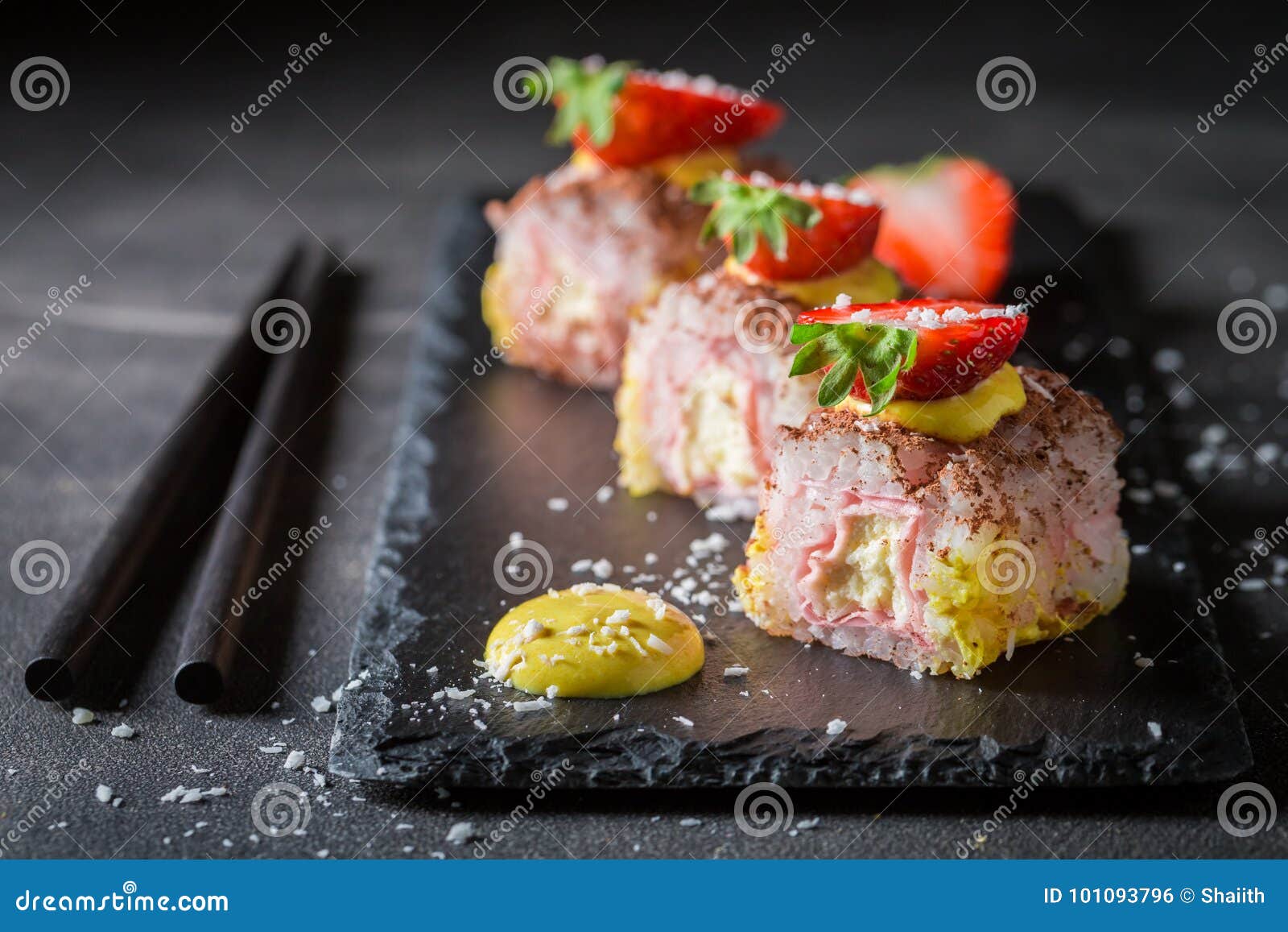 Sushi Doce Delicioso Com Canela E Chocolate Foto de Stock - Imagem de ...