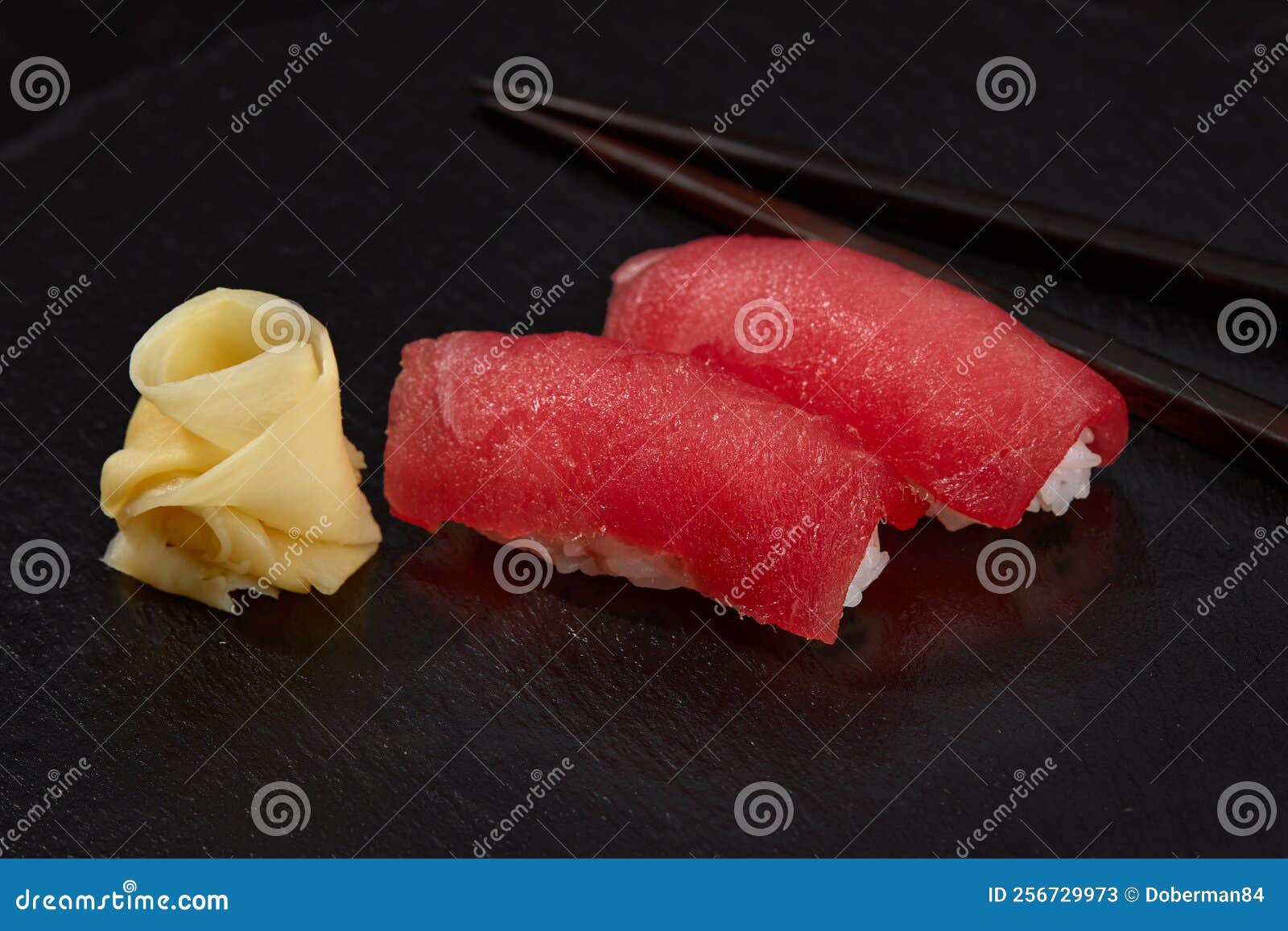 Sushi Nigiri Com Atum Em Fundo Preto Imagem de Stock - Imagem de ...