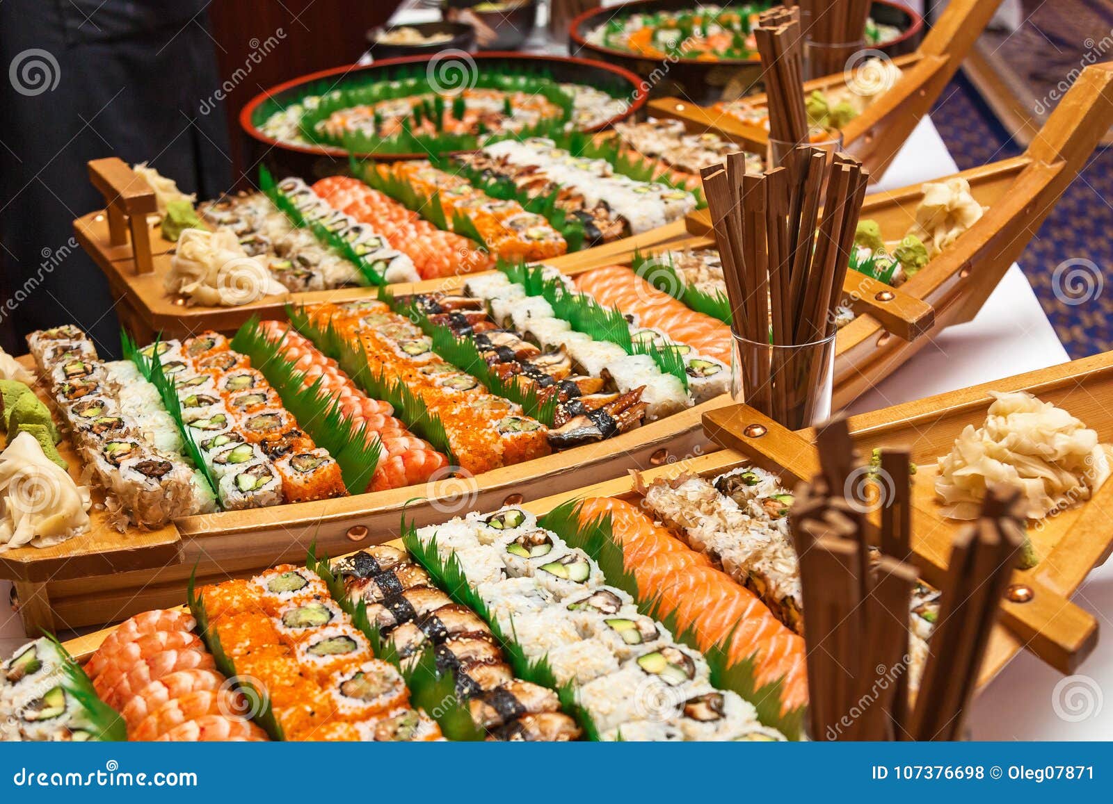 Sushiboot stock foto. Image of delicatessenwinkel, lunch - 107376698