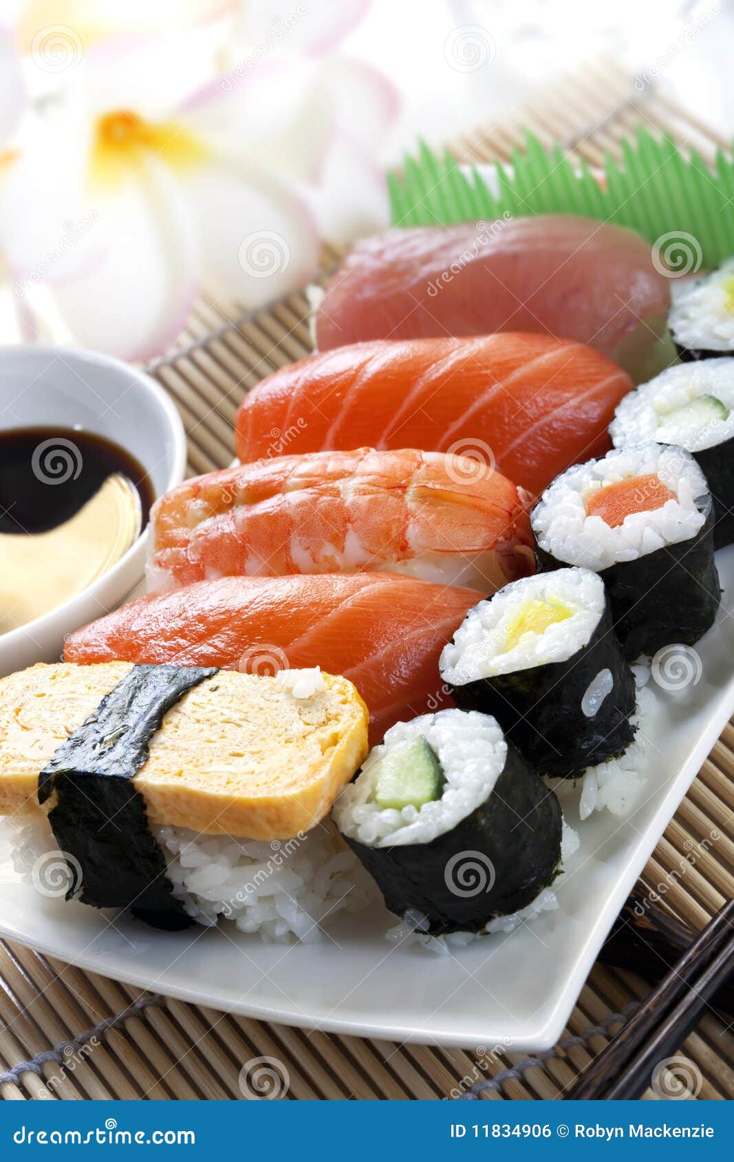 Suszi zdjęcie stock. Obraz złożonej z suszi, pałeczki - 11834906