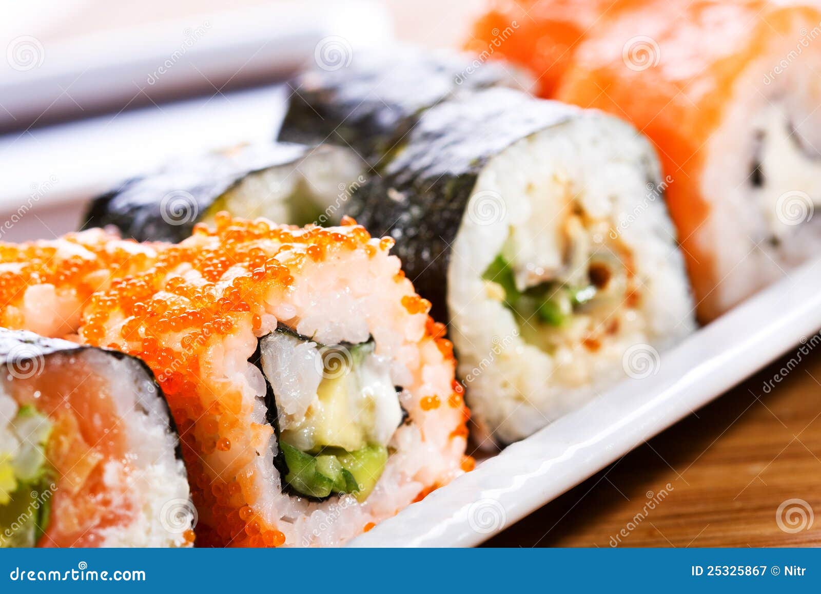 Suszi obraz stock. Obraz złożonej z avocados, ryż, nikt - 25325867