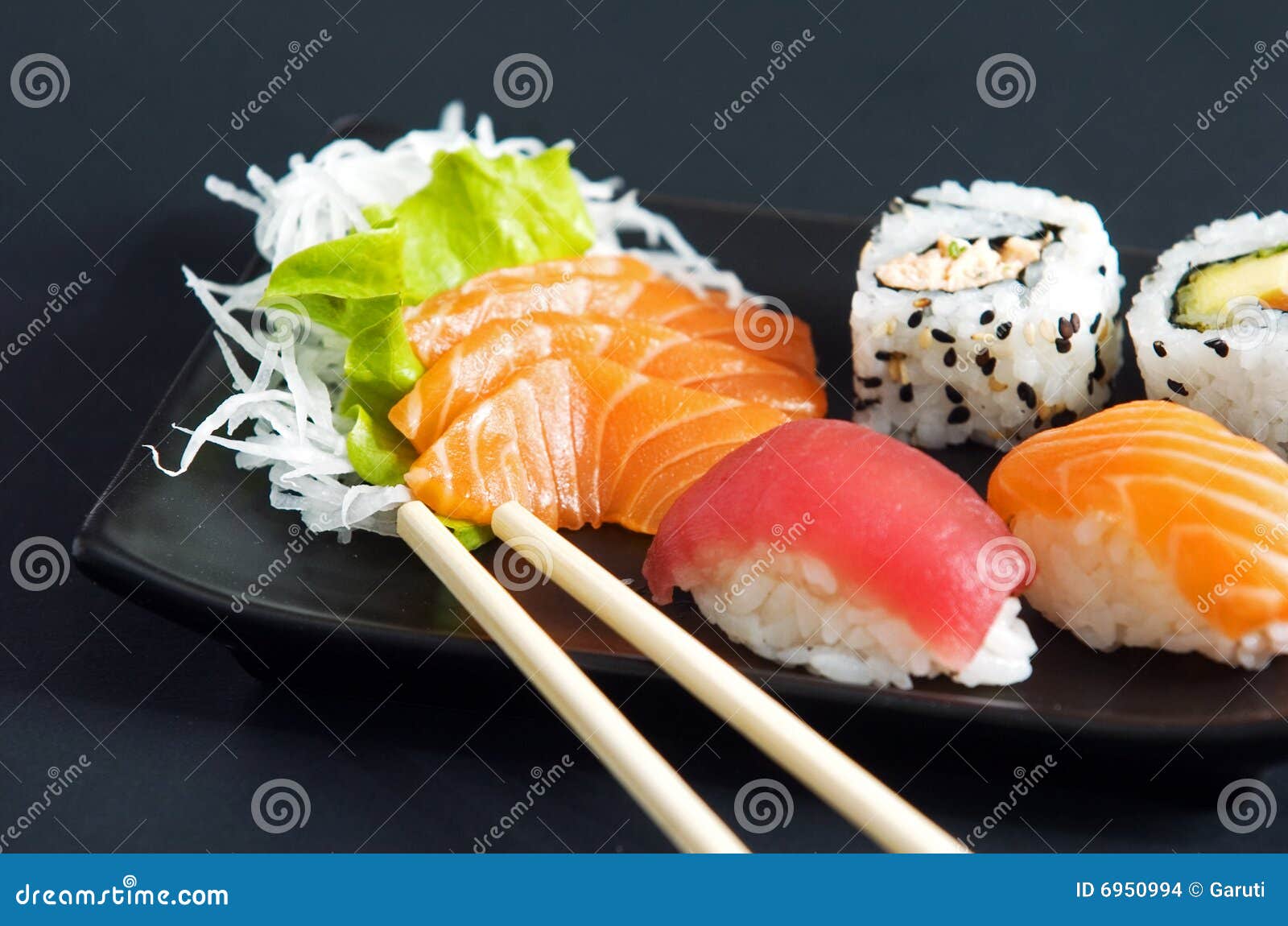 Suszi zdjęcie stock. Obraz złożonej z surowy, japończycy - 6950994