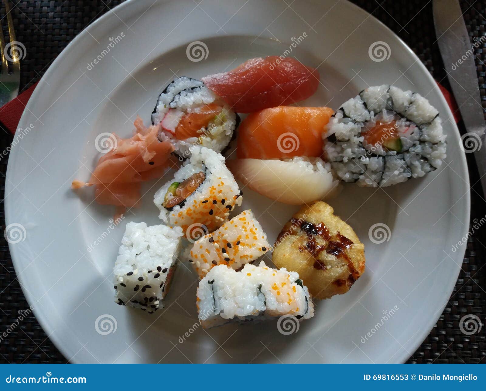 Suszi obraz stock. Obraz złożonej z wycieczka, świeży - 69816553