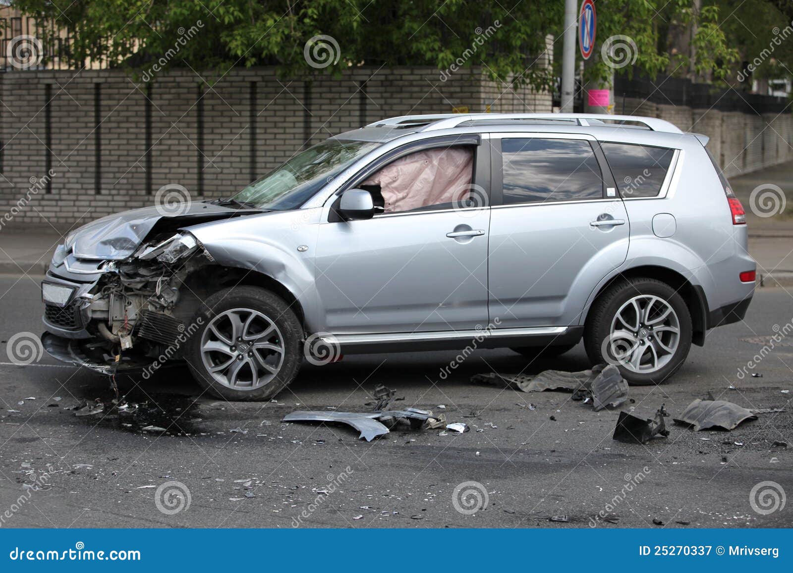 SUV auto accident editorial photography. Image of broken - 25270337