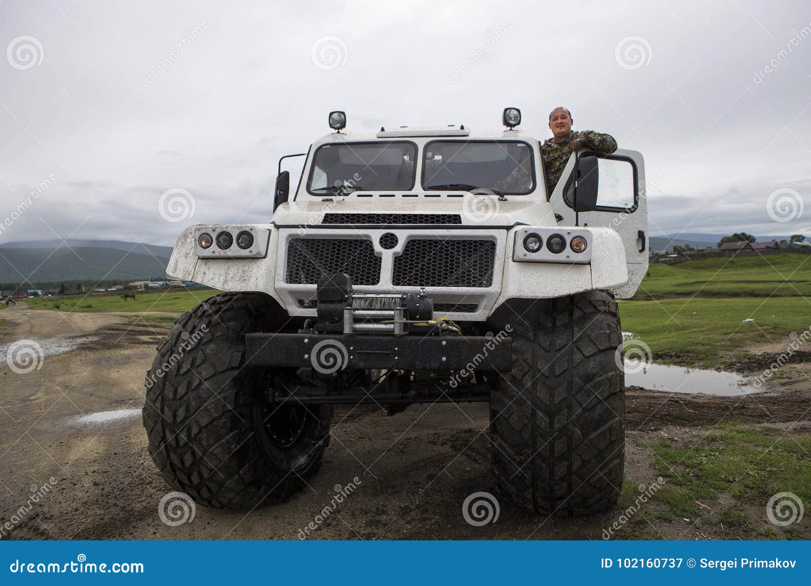 SUV con las ruedas enormes imagen de archivo. Imagen de extremo - 102160737