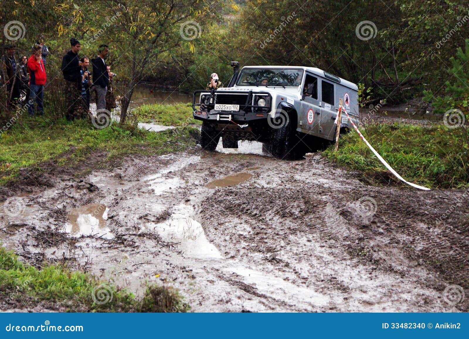 SUV Overcome Water Obstacles. Editorial Image - Image of competition ...