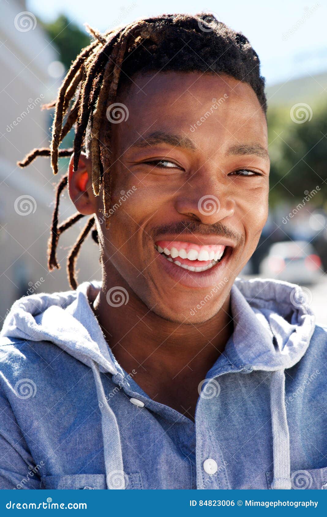 Svart Man Med Dreadlocks Som Utomhus Skrattar Arkivfoto - Bild av ...