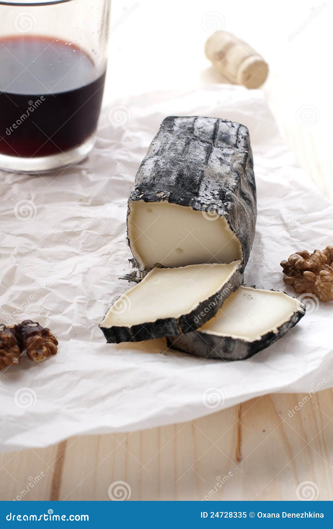 Svart ost fotografering för bildbyråer. Bild av smakligt - 24728335