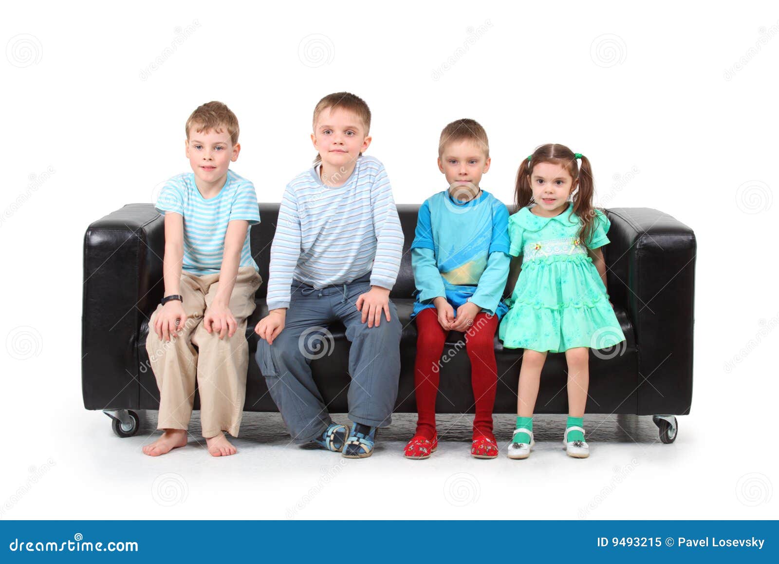 Svarta Barn Fyra Piskar Den Sittande Sofaen Fotografering för ...