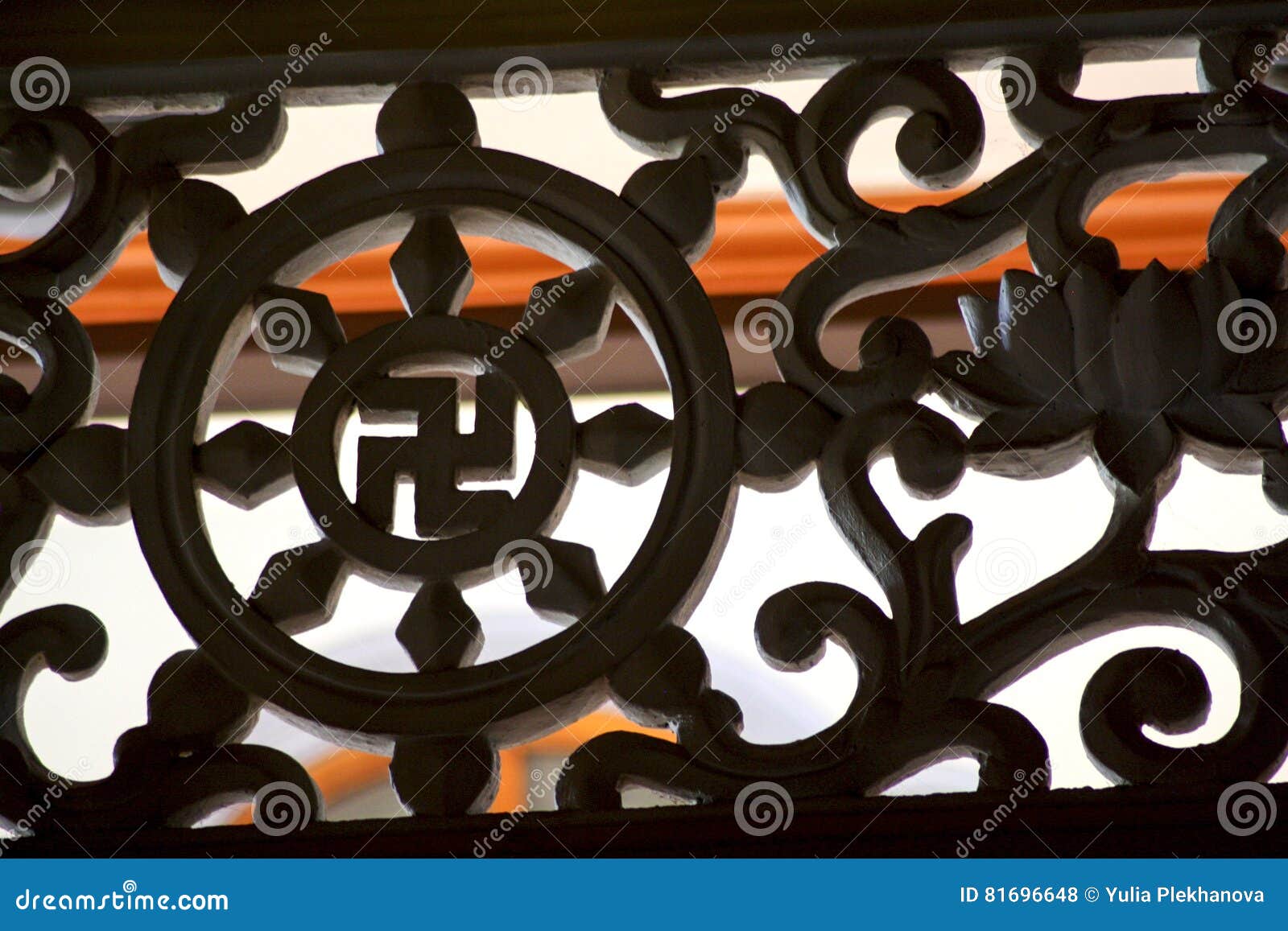 Svastika dans le temple photo stock. Image du bois, symbole - 81696648