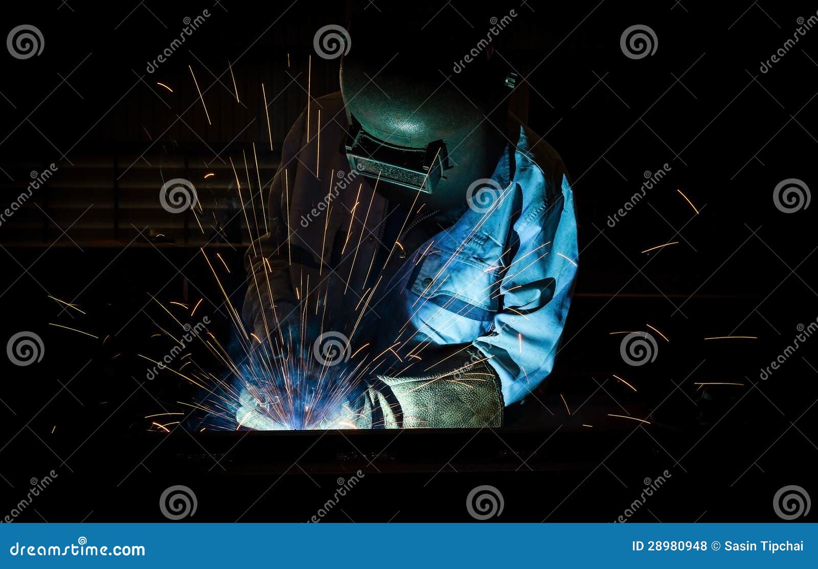 Svetsning med sparks arkivfoto. Bild av jobb, industriellt - 28980948