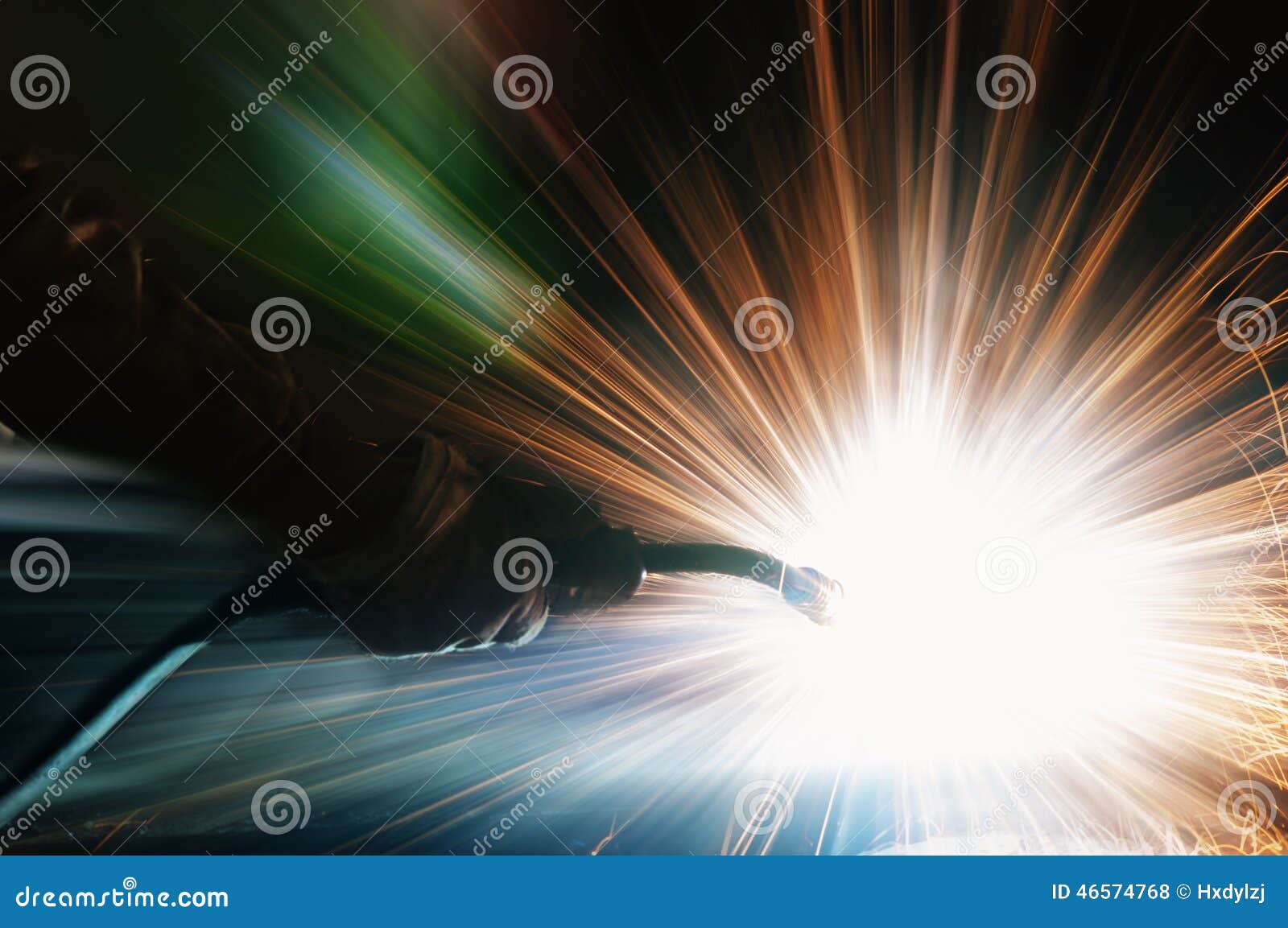 Svetsning med sparks arkivfoto. Bild av arbetare, skydd - 46574768