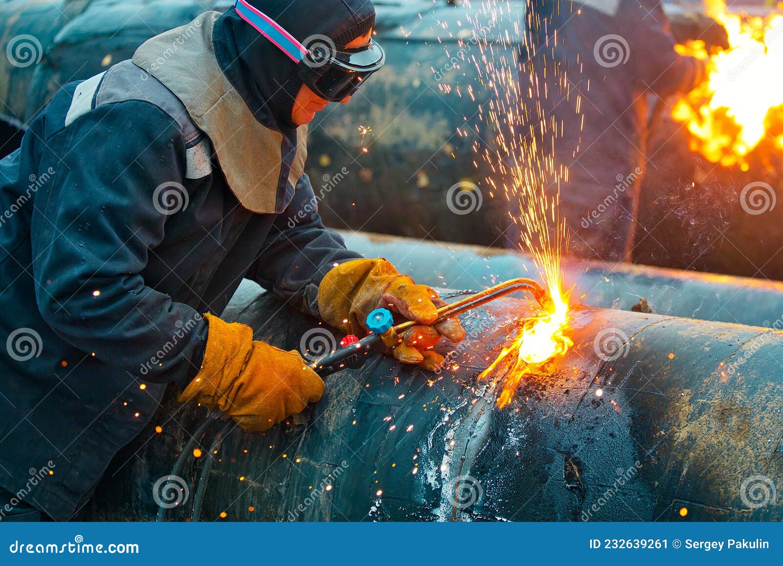 Svrshchiki Cut with Acetylene Welding Old Pipes of the Gas Pipeline of ... Svrshchiki Cut with Acetylene Welding Old Pipes of the Gas Pipeline of ...