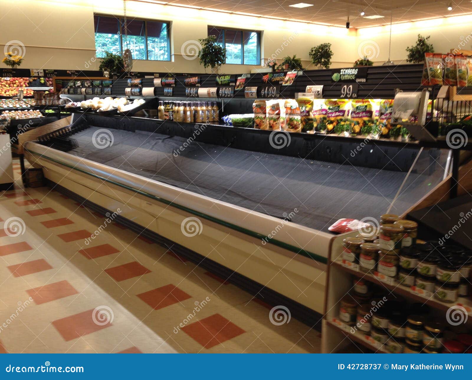 Svuoti Gli Scaffali Dei Prodotti Fotografia Editoriale - Immagine di ...