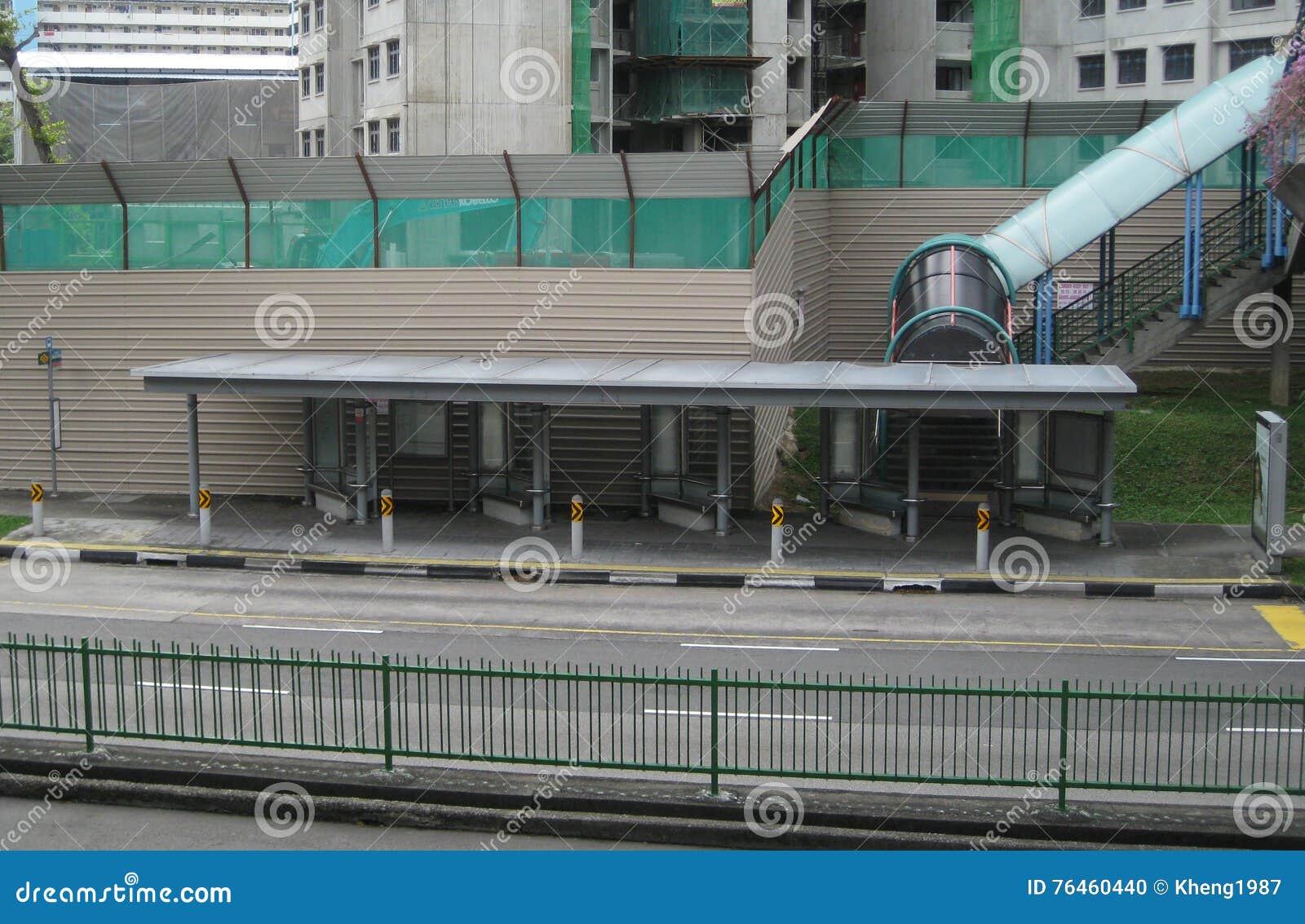 Svuoti La Fermata Dell'autobus Fotografia Stock - Immagine di strada ...