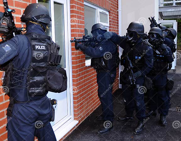 Police SWAT house entry stock image. Image of special - 19849429