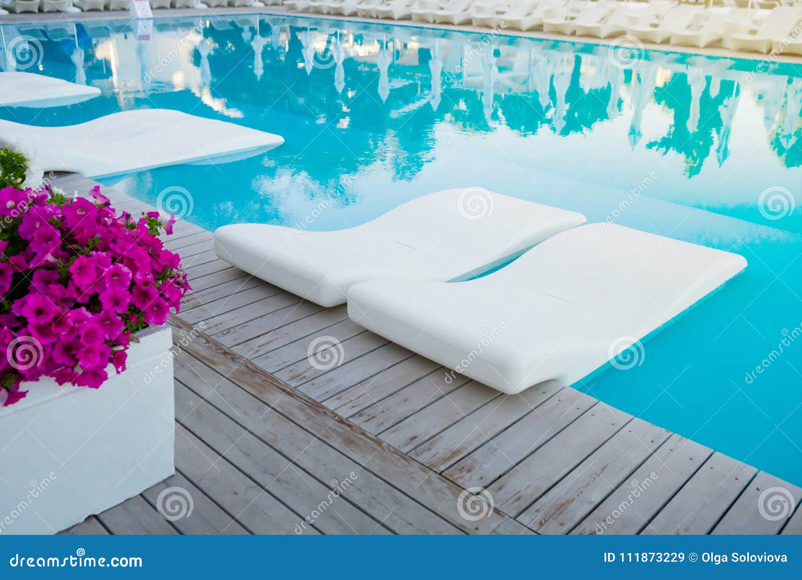 Swimmingpool Mit Liege Im Wasser Stockbild - Bild von luxus, ruhesessel ...