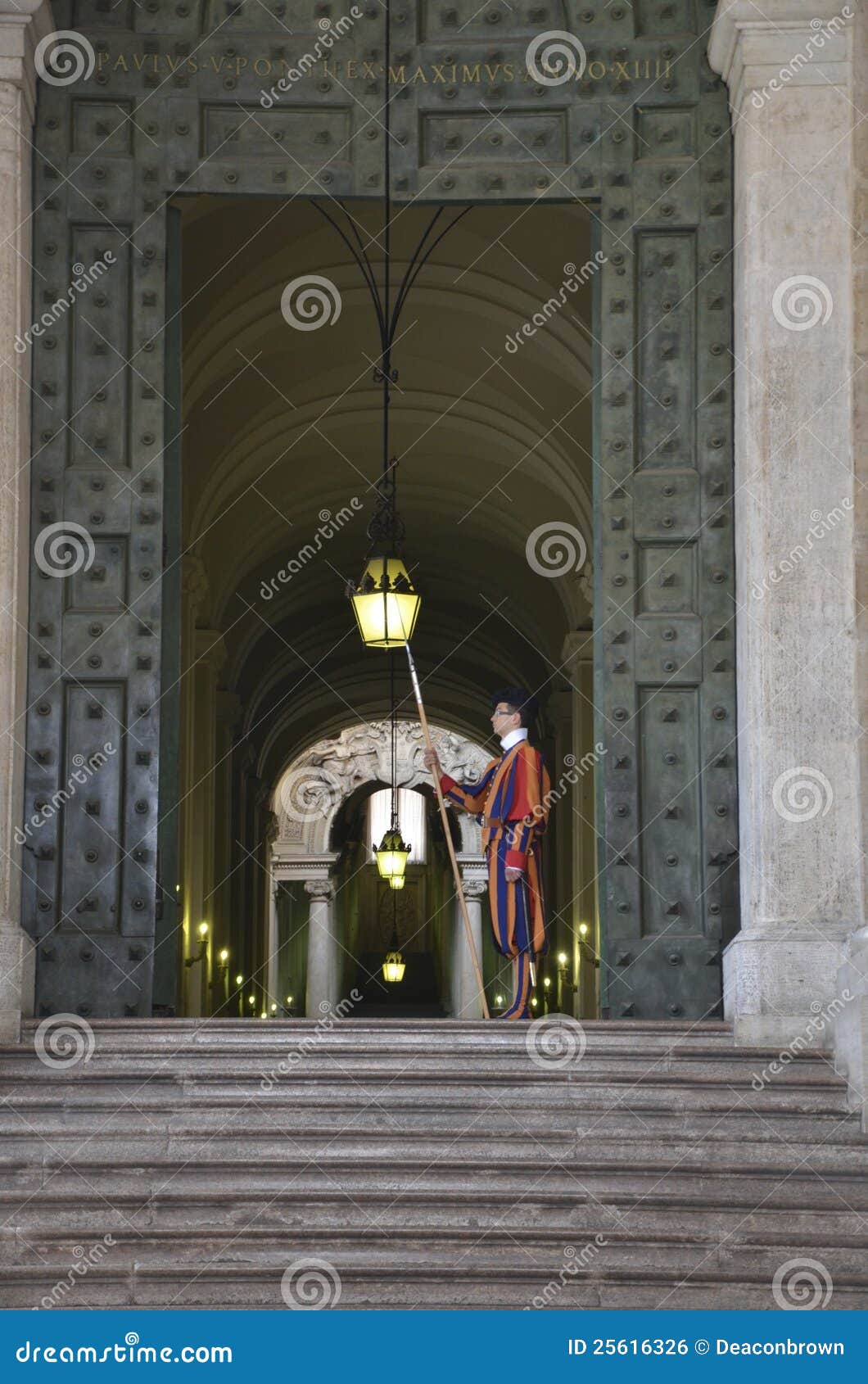 Swiss Guard on duty editorial photo. Image of famous - 25616326