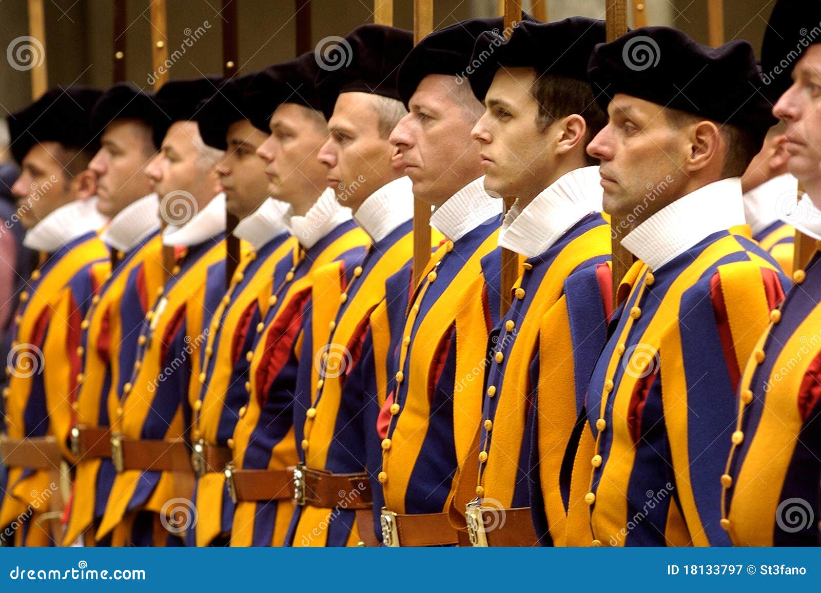 SWISS GUARDS editorial photography. Image of guards, vatican - 18133797