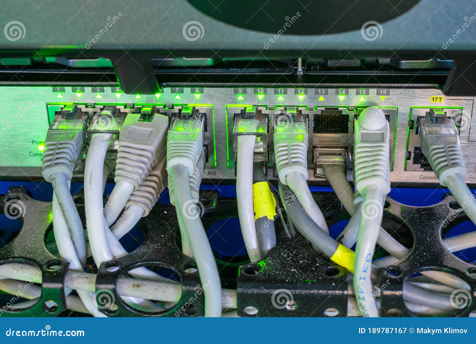 Switch De Rede Com Um Fio Conectado a Ele. Led Verde Na Parte Frontal ...