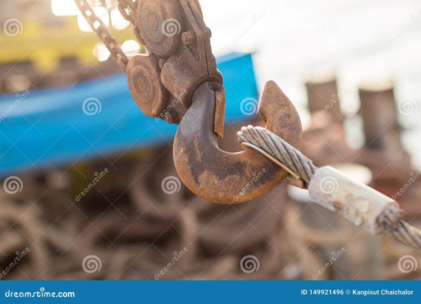 Swivel Joint and Connection with a Steel Cable when Installing the ...