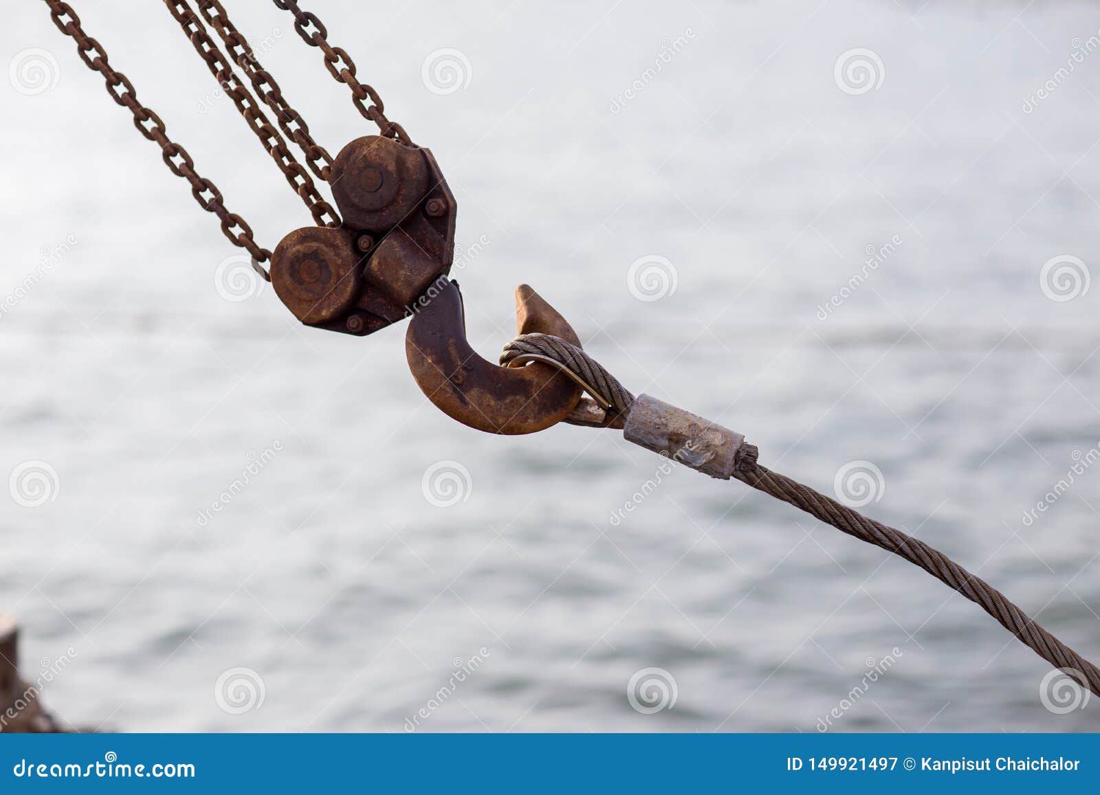 Swivel Joint and Connection with a Steel Cable when Installing the ...