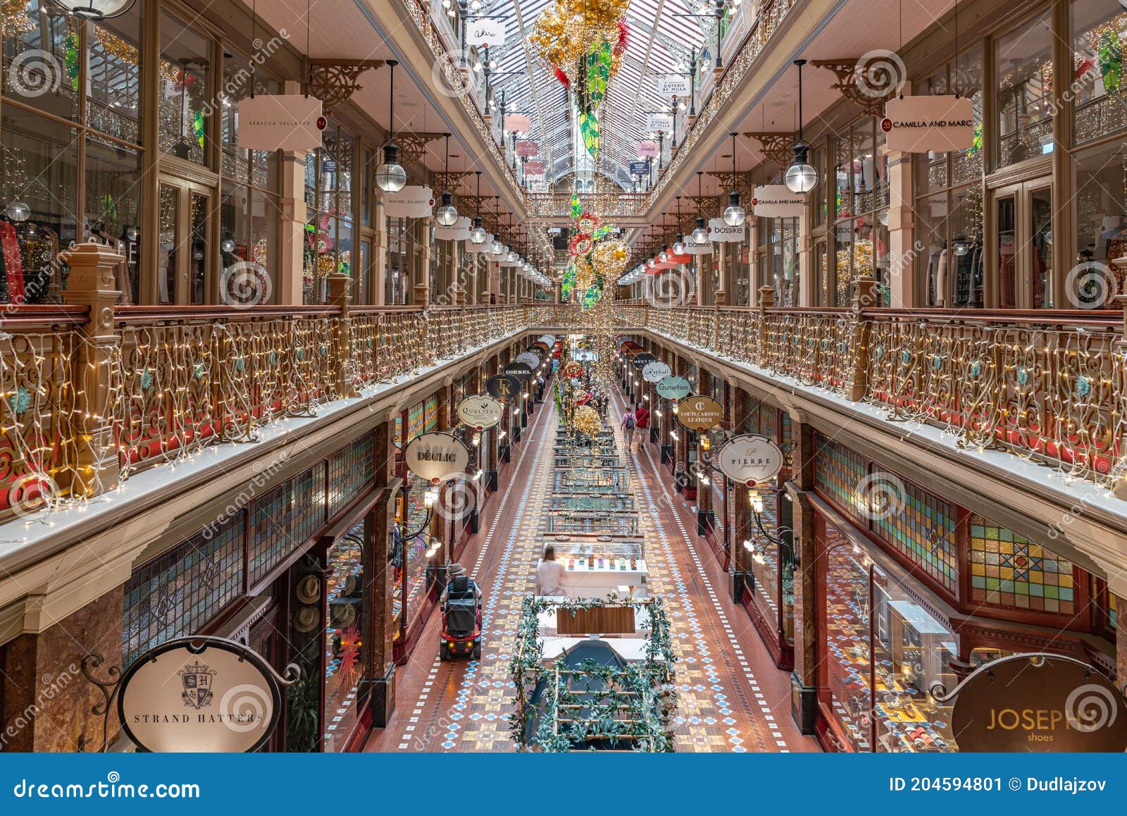 Sydney Australia Diciembre 29 2019 : Cover Strand Arcade on Pitt Street ... Sydney Australia Diciembre 29 2019 : Cover Strand Arcade on Pitt Street ...