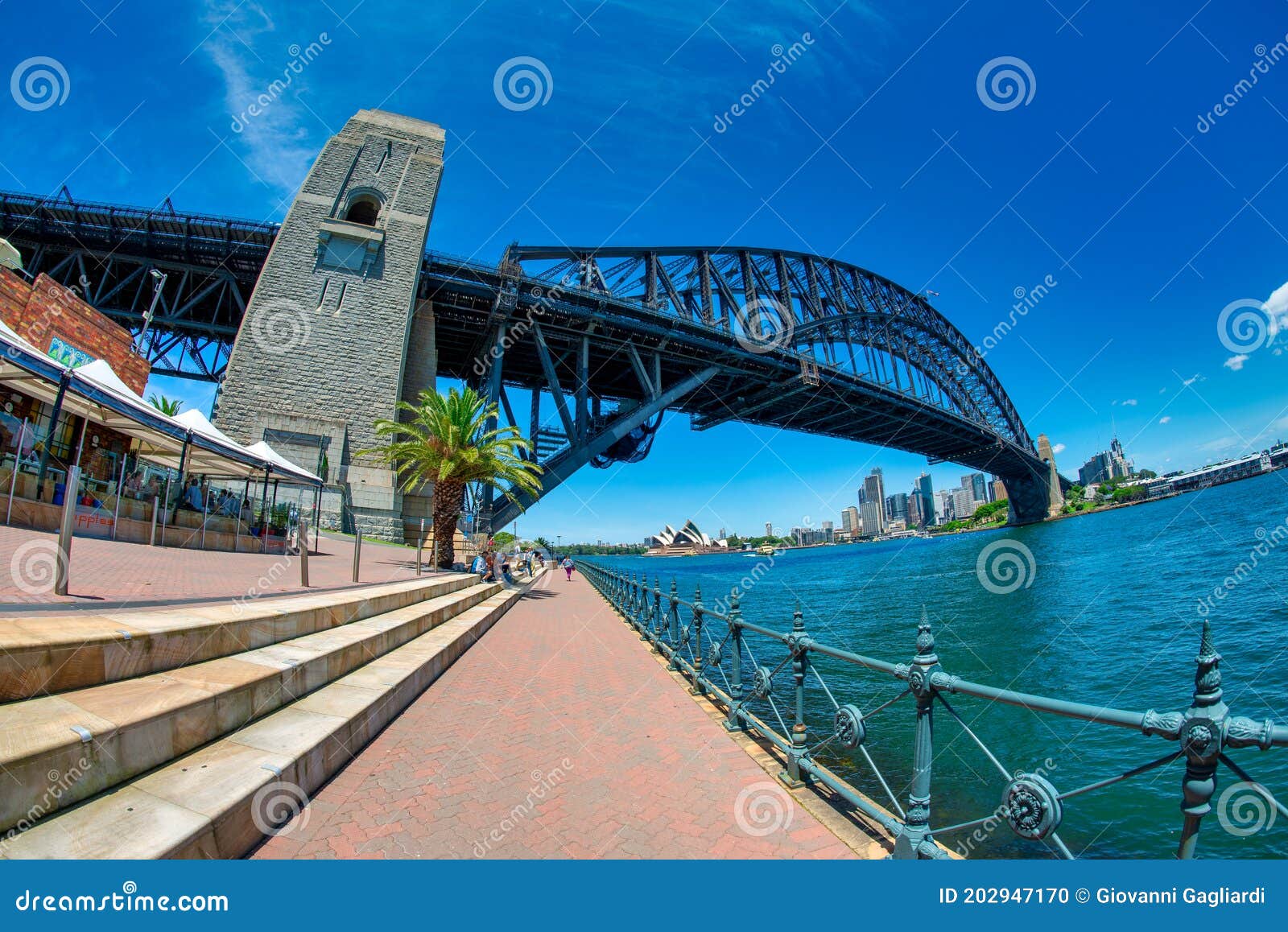 SYDNEY - NOVEMBER 9, 2015: Sydney Harbour Bridge on a Beautiful Sunny ...
