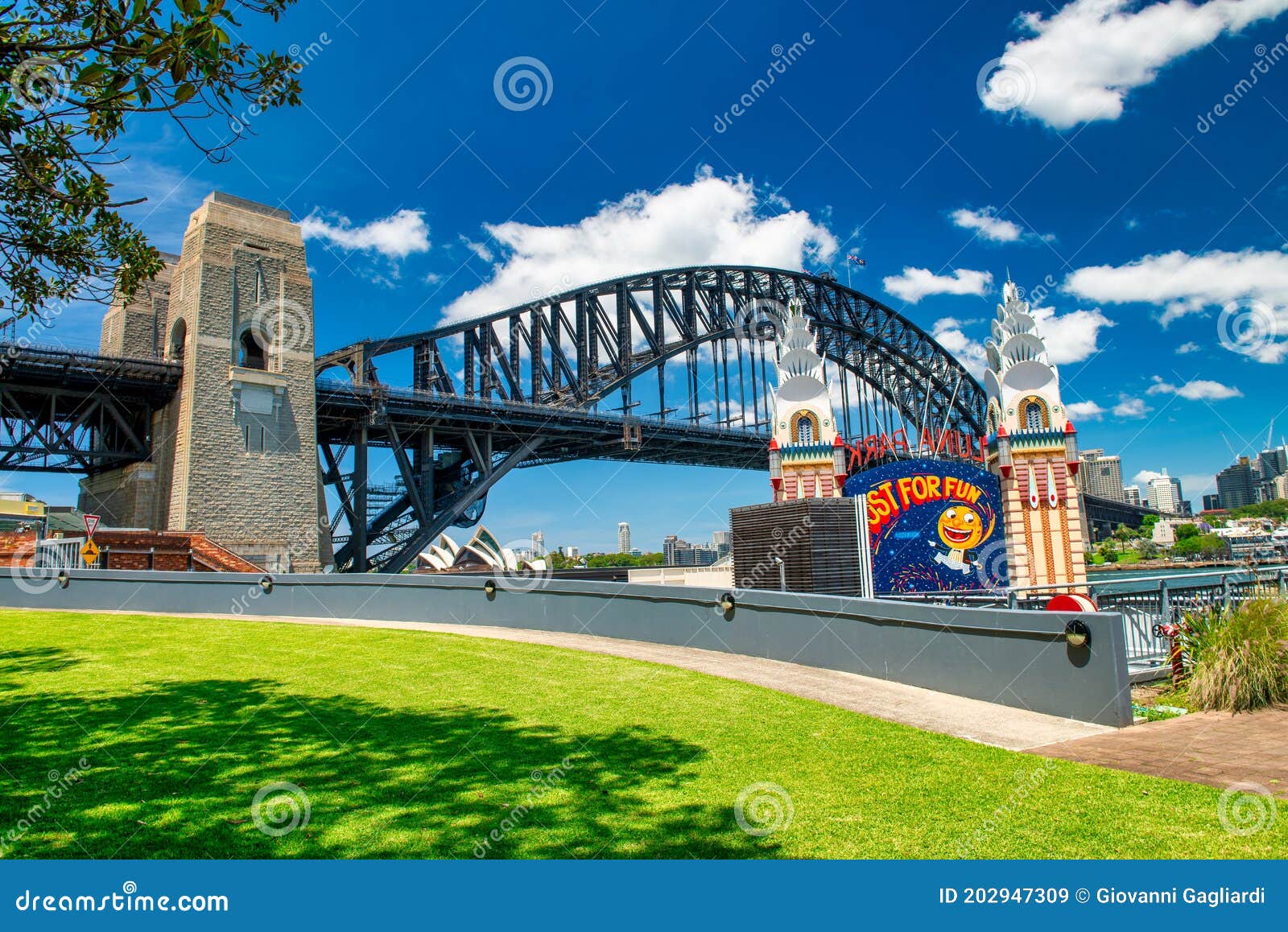 SYDNEY - NOVEMBER 9, 2015: Sydney Harbour Bridge on a Beautiful Sunny ...