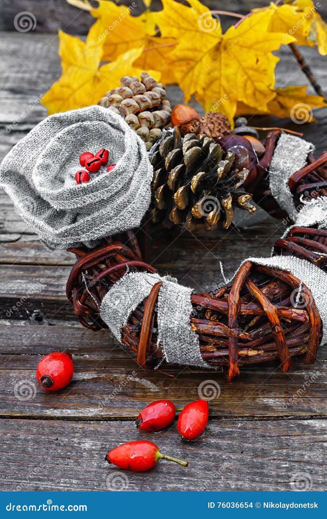 Symbole d'automne photo stock. Image du feuillage, septembre - 76036654