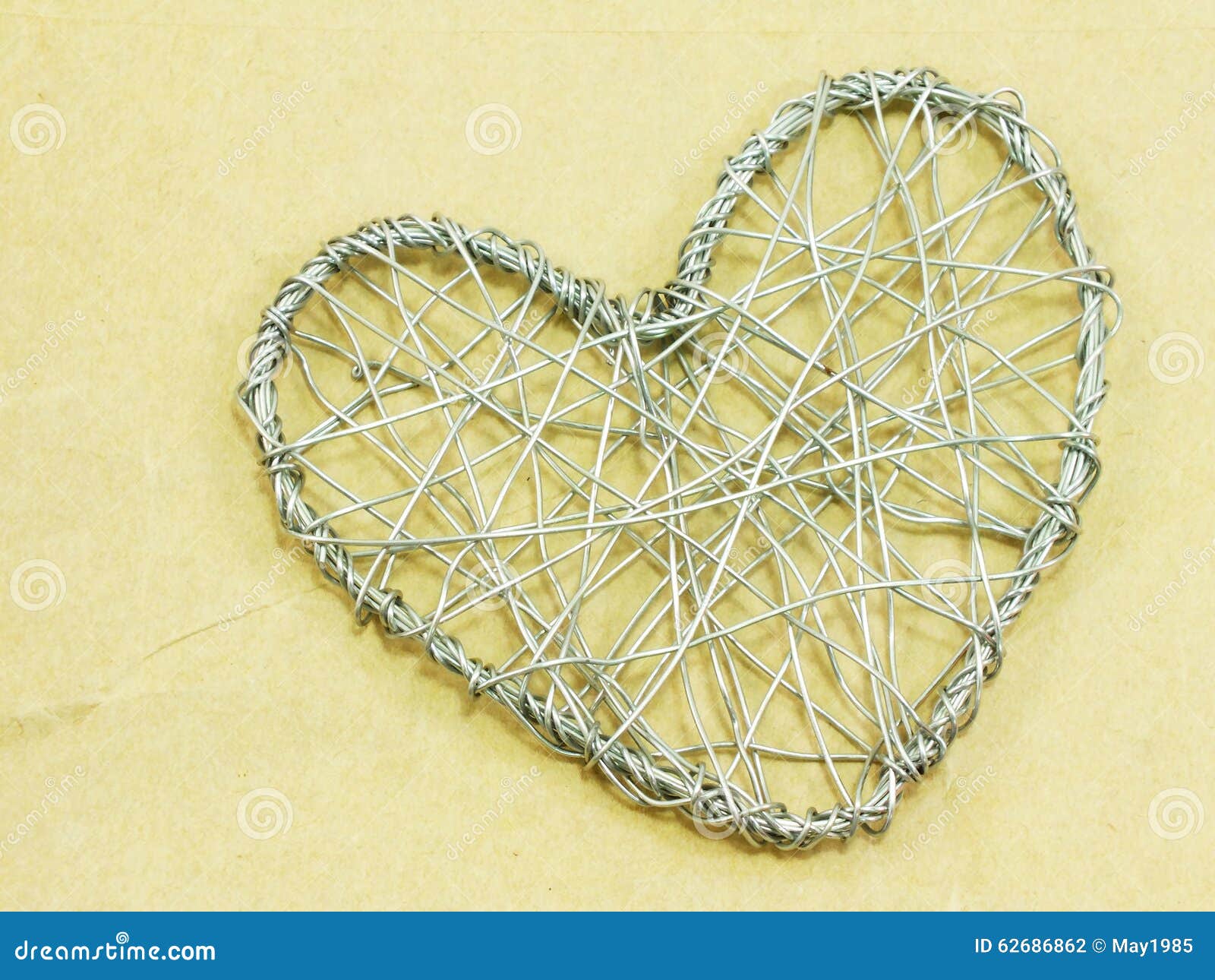 Symbole de coeur de fil photo stock. Image du spiky, conceptuel - 62686862