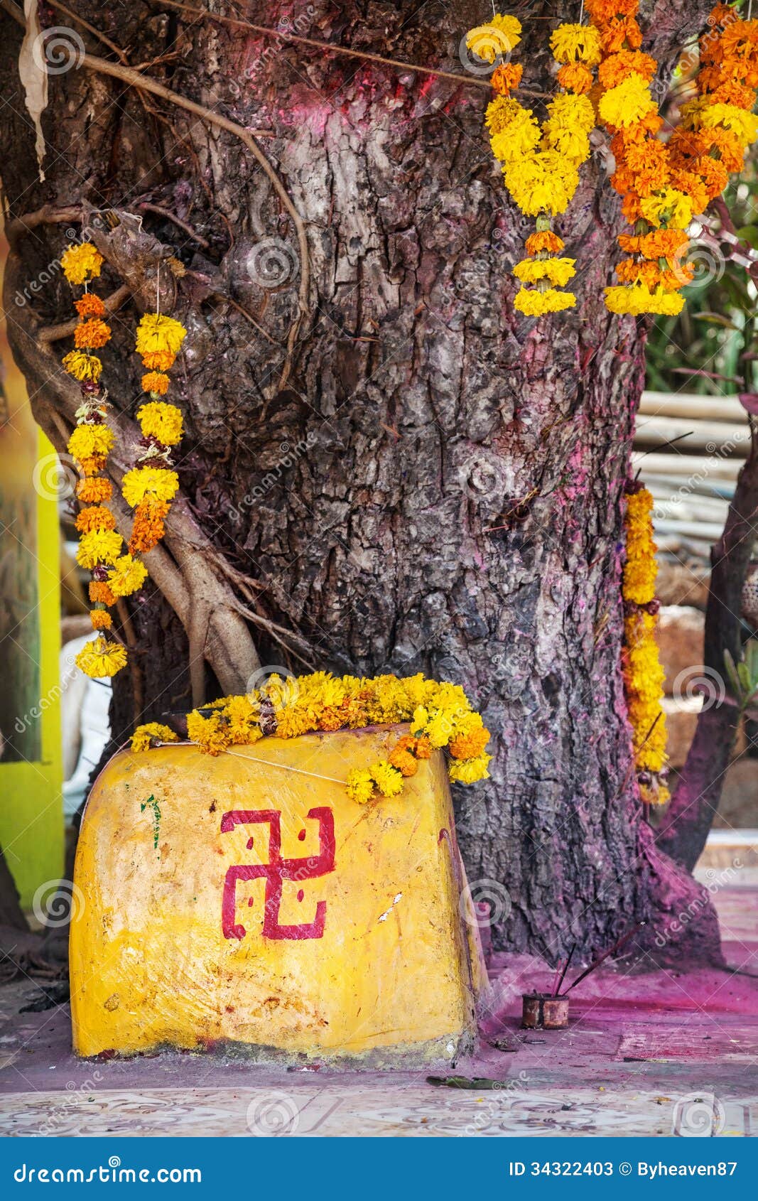Symbole De Svastika Dans Le Temple Image stock - Image du paisible ...