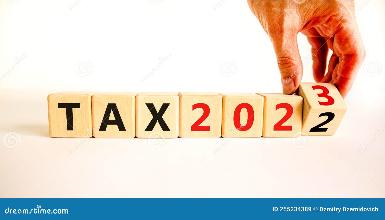 Symbole Du Nouvel An Fiscal 2023 Homme Daffaires Transforme Un Cube