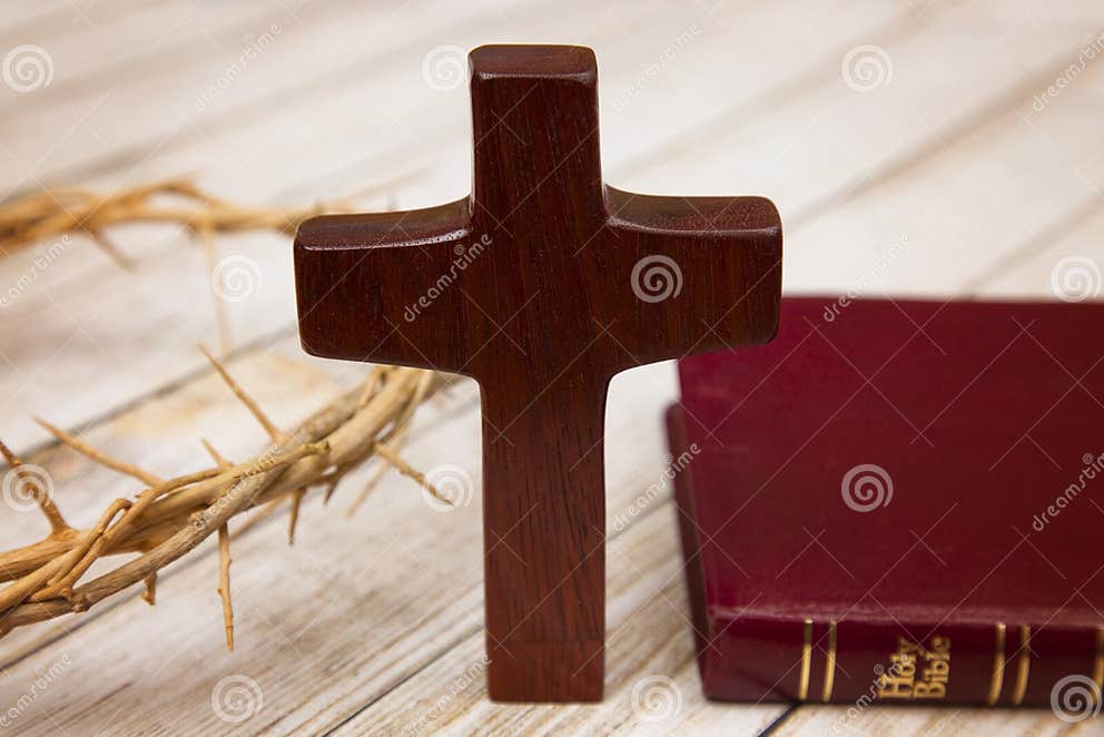 Symboler av kristendomen arkivfoto. Bild av krona, bibel - 96895762