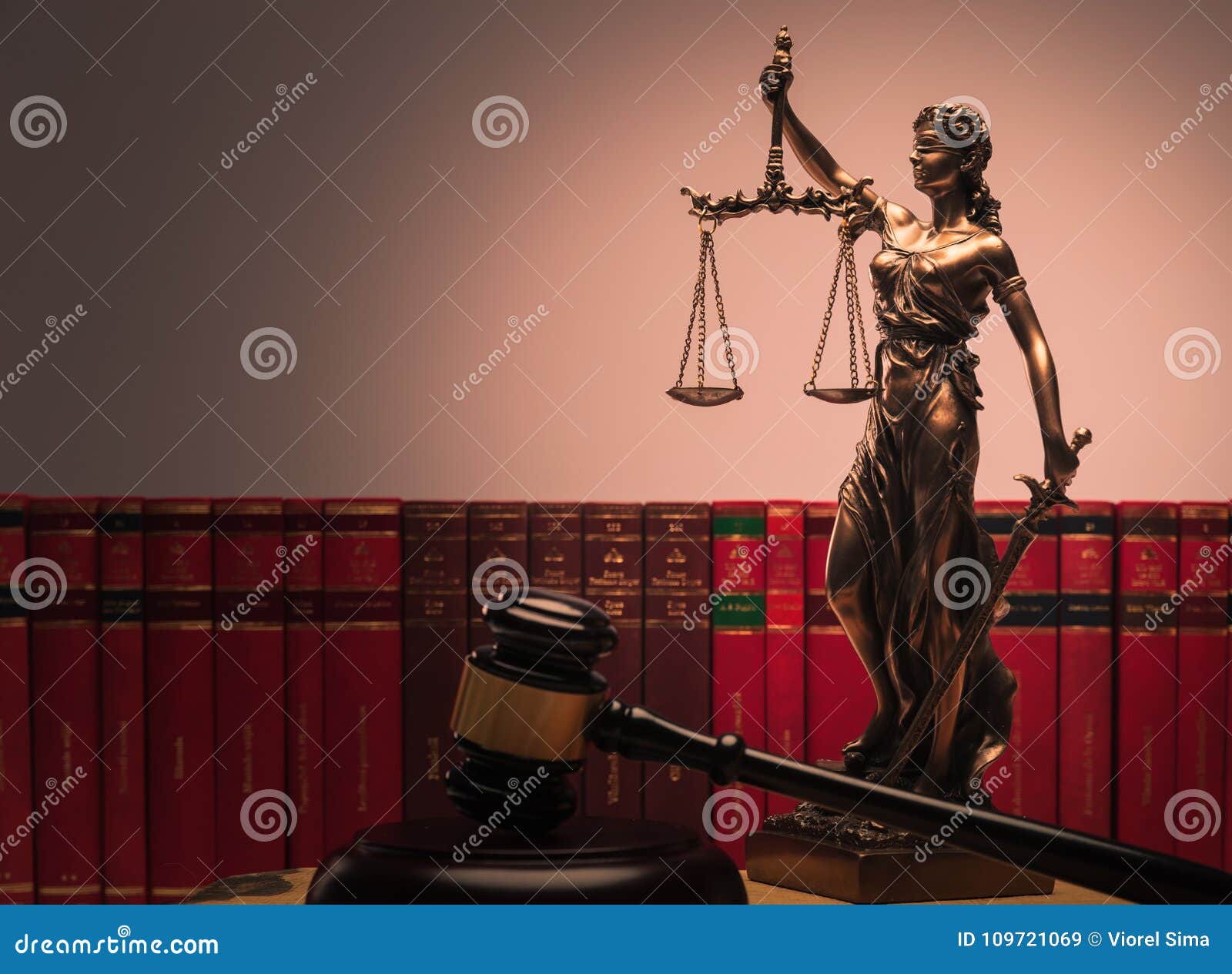 Symboles de loi image stock. Image du laiton, courtroom - 109721069
