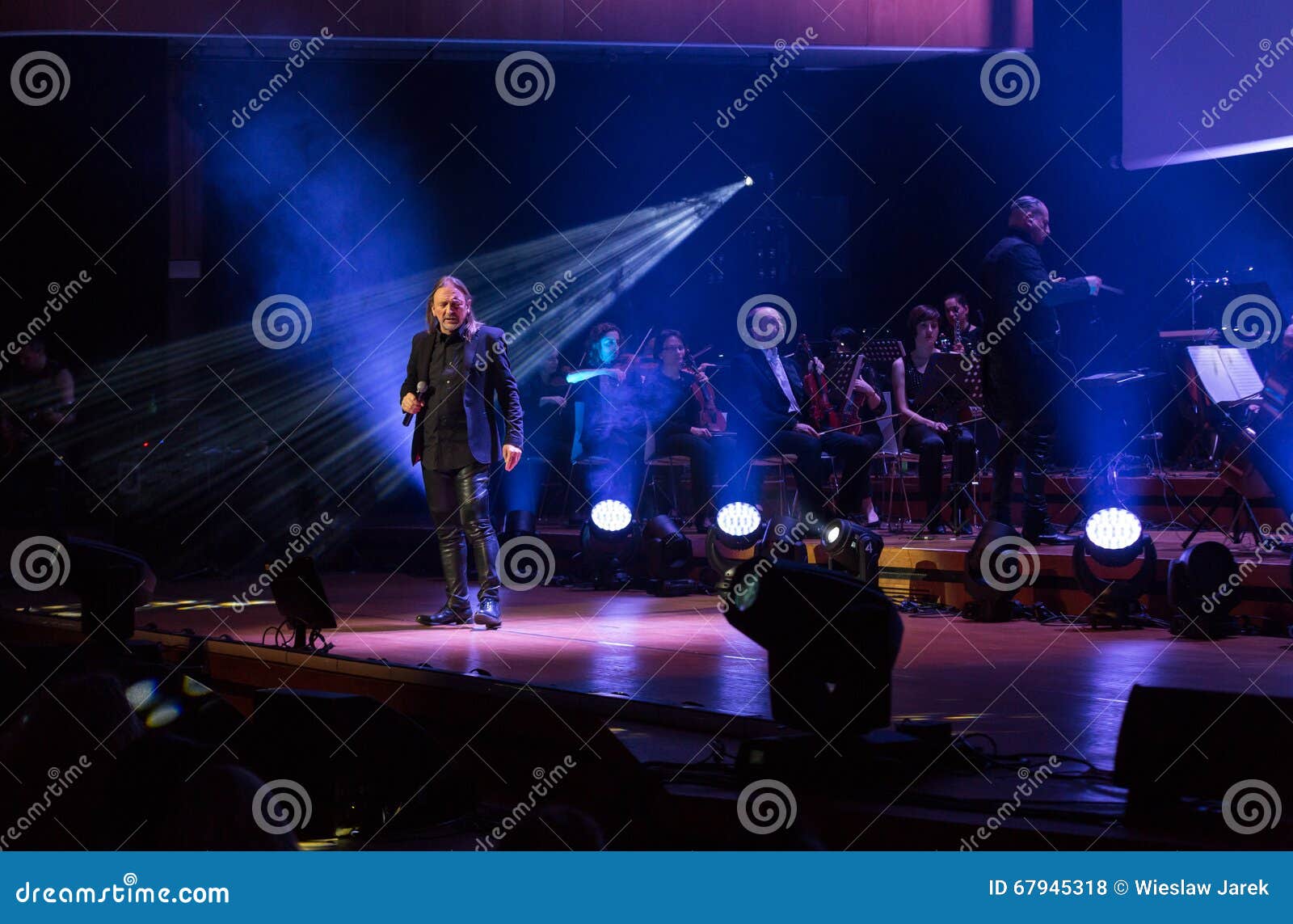 Symphonica Spectacle With Music By Metallica Nirvana Pearl Jam Deep Purple Acdc