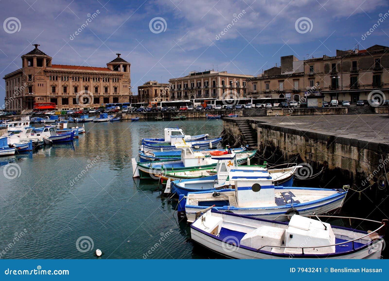 Syrakus-Hafen stockbild. Bild von landschaft, meer, sizilien - 7943241