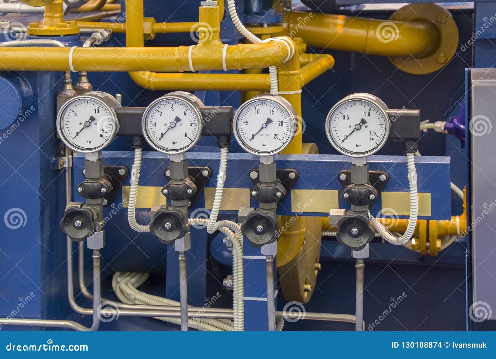 Manometers Royalty-Free Stock Photo | CartoonDealer.com #34251909