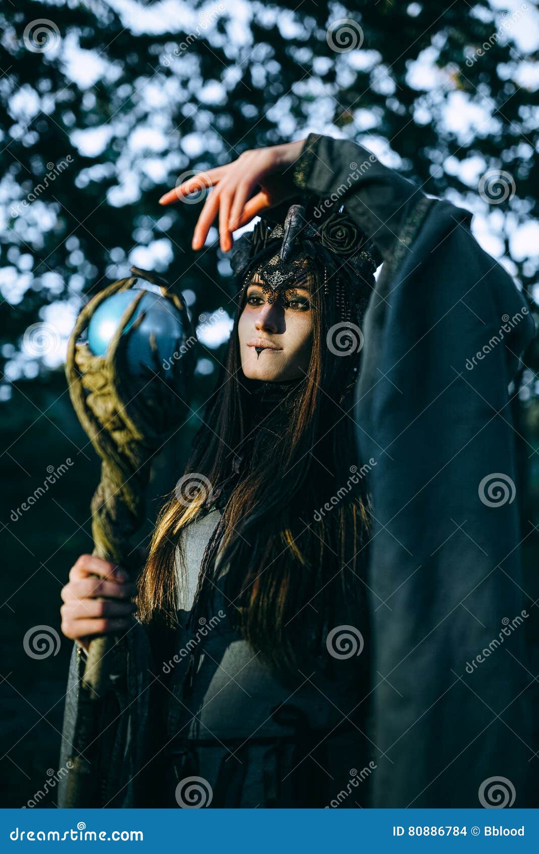 Szaman z rogami zdjęcie stock. Obraz złożonej z suknia - 80886784