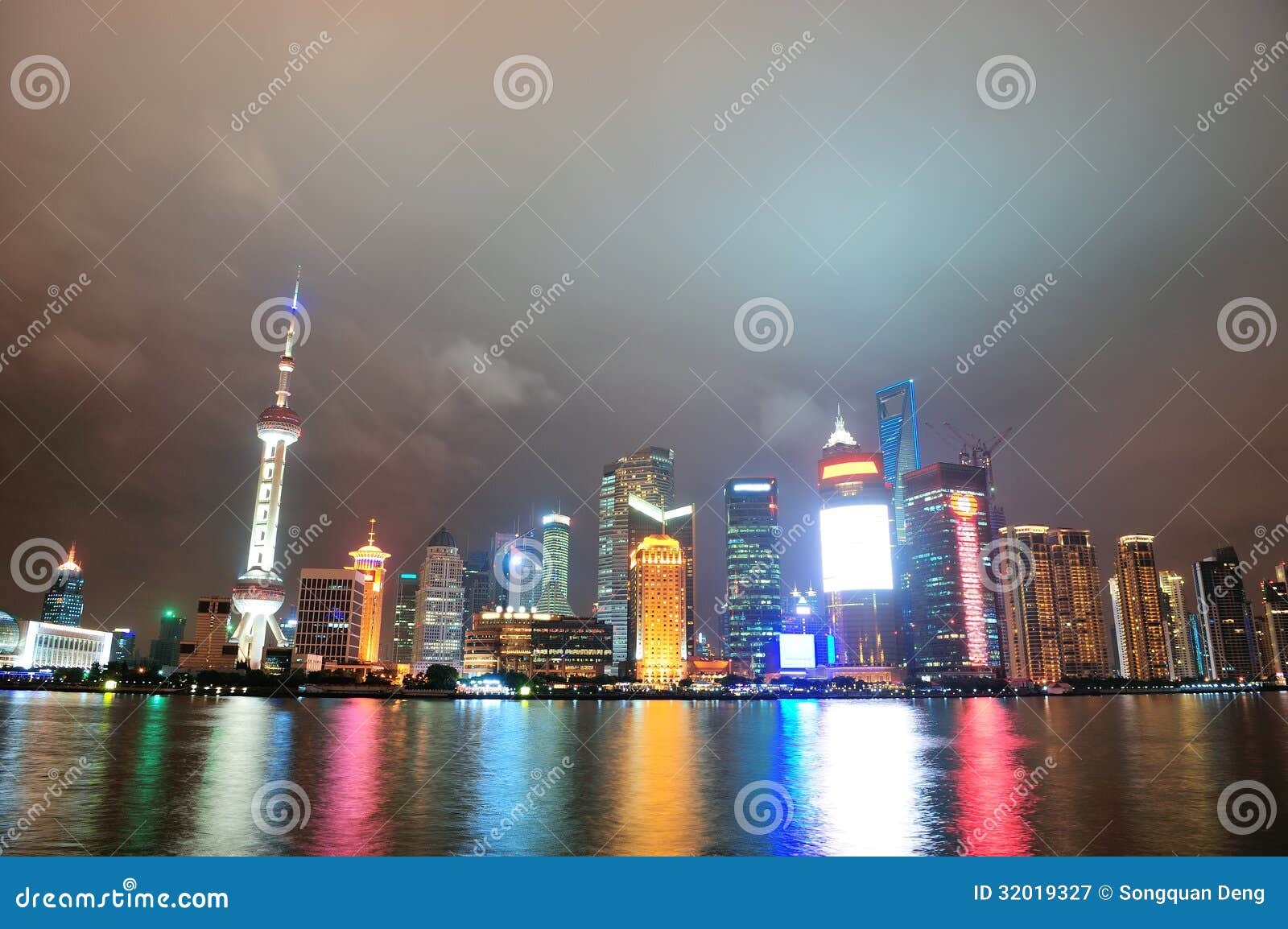 Szanghaj przy nocą obraz stock. Obraz złożonej z scena - 32019327