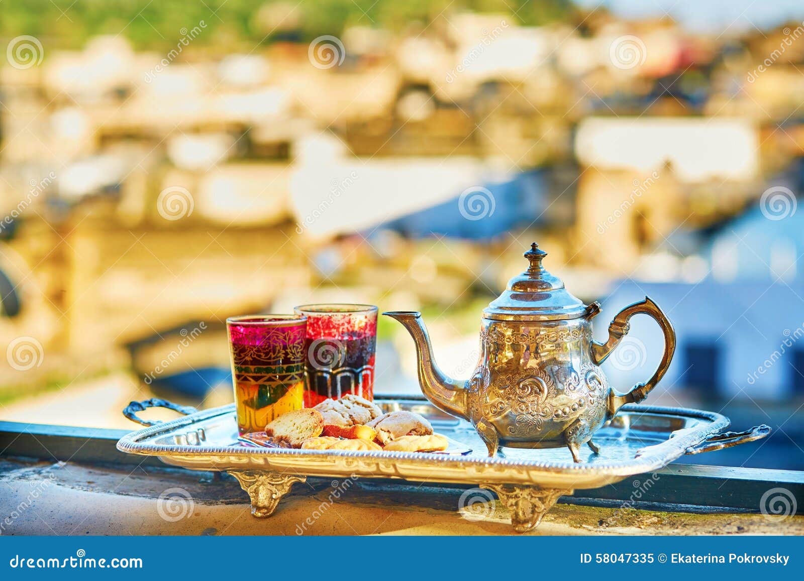 Té Marroquí De La Menta Con Los Dulces Imagen de archivo - Imagen de ...